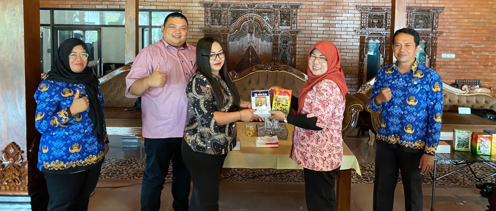 KWT Sri Mulyo Desa Balerejo Terima Bantuan Bibit Tanaman dari Dinas ...